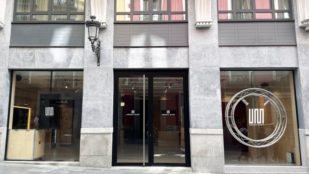 Hola, Superfans! Universal Music Group opens its own retail store ...