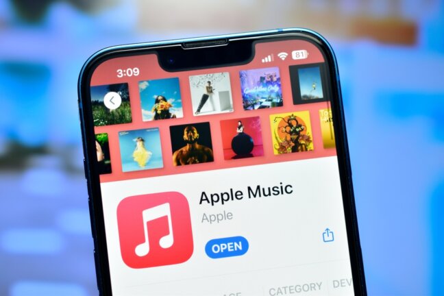 Apple Music’s iOS 26.4 beta introduces AI-powered playlist tool - Music ...